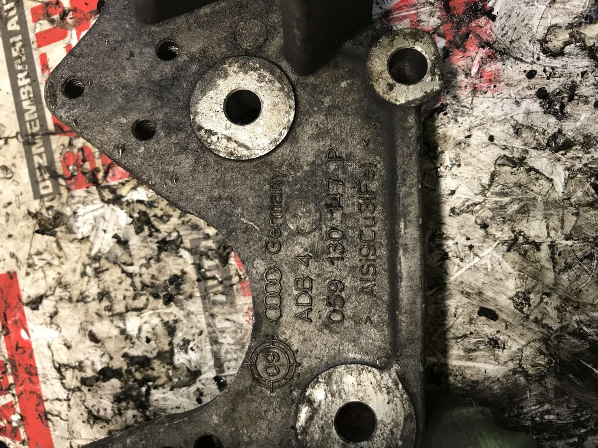 Suport pompa inalta presiune Audi A4 B8 cod: 059130147p - Dezmembrări ...